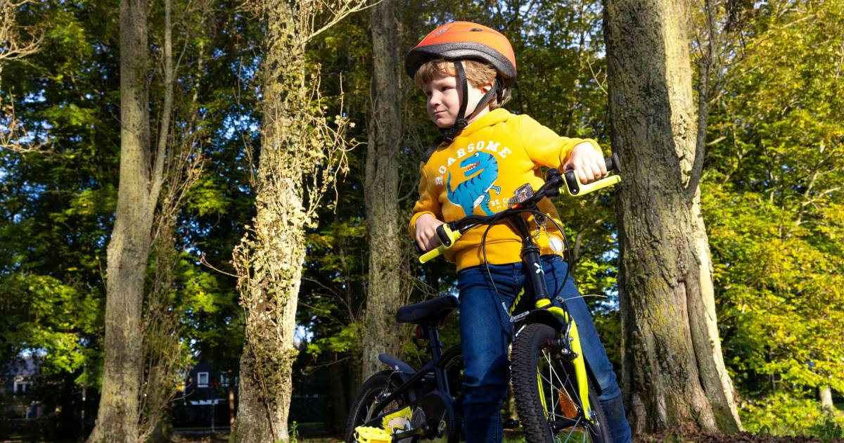 We hebben een hekel aan fietshelmen en dat gaat ook de jongste jeugd ...