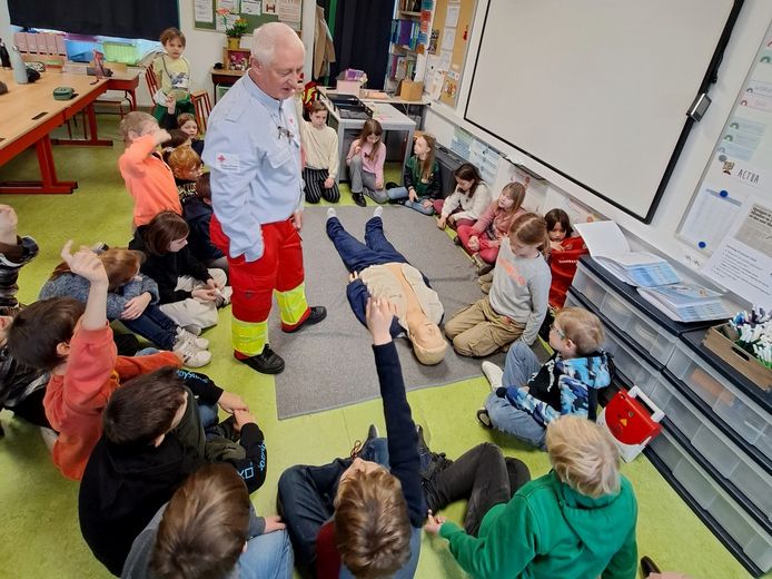Leerlingen Klim-Op leren kneepjes van eerste hulp | Sint-Lievens-Houtem ...