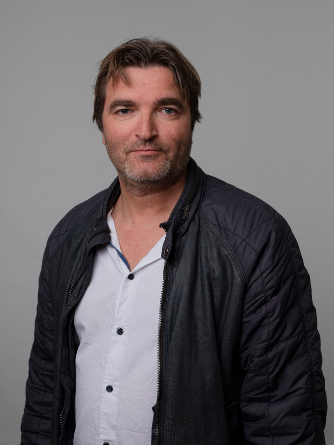 Baksteen door ruit bij journalist Chris Klomp: ‘Laffe actie’ | Foto | AD.nl