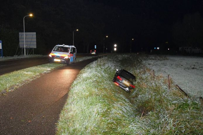 Auto belandt in droge sloot bij Axel | 112 nieuws Terneuzen | pzc.nl