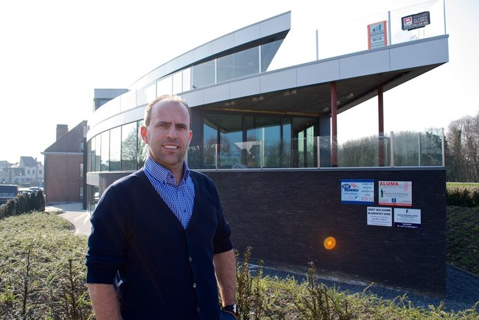 Luc bouwt stenen boot naast Nete | Lier | hln.be