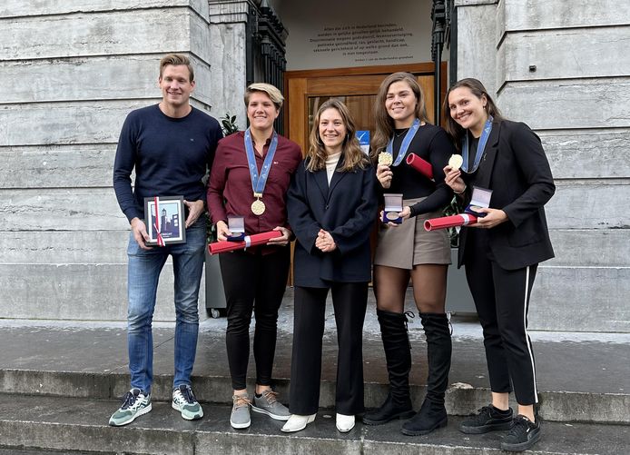 Utrechtse sporters (en assistent-coach) verrast met sportpenning in stadshuis: ‘Oh, we krijgen ...