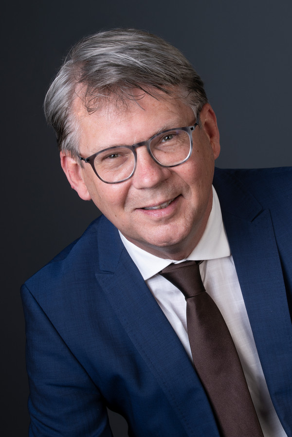 Jan Herman de Baas tijdelijk gemeentesecretaris gemeente Arnhem | Foto ...