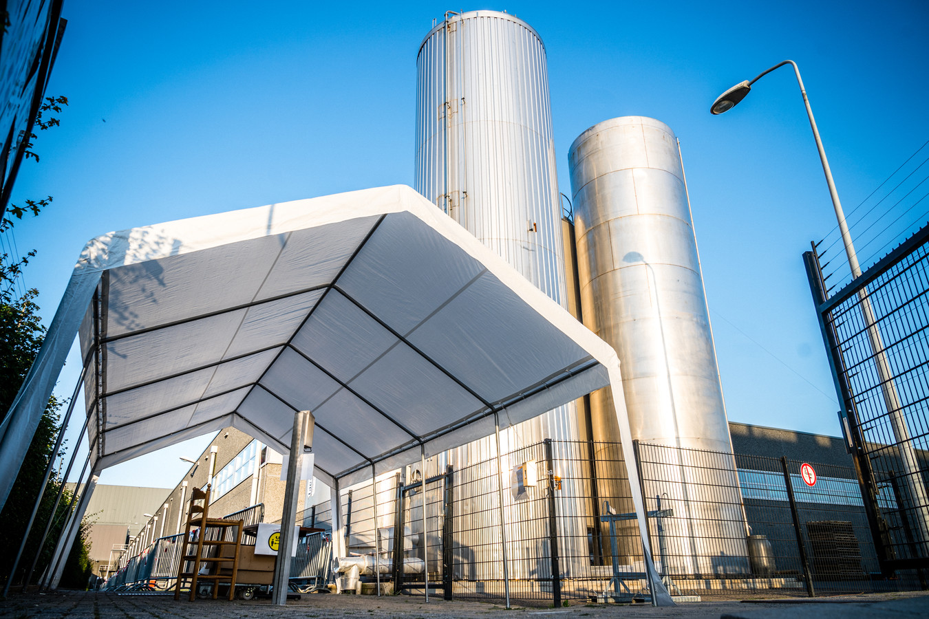 ‘Extra controles bij Van Rooi Meat vanwege werknemers die doorwerken ...