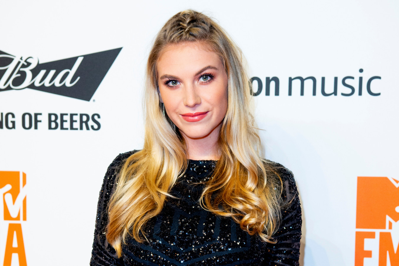 Naakte Jessie showt haar babybuik en Estelle schrikt zich rot tijdens ...