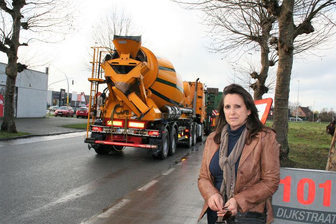 Nieuwe invoegstrook moet wachtrijen aan kruispunt Dijkstraat verkorten ...