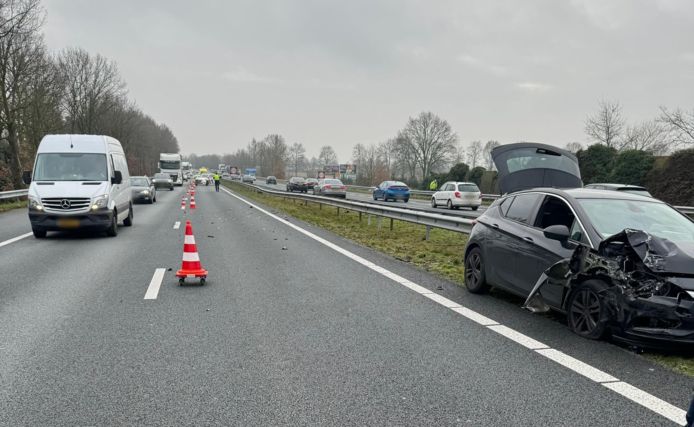 Weg weer vrij na ongeval met twee voertuigen op de A2 bij Maarheeze | 112 nieuws Eindhoven | ed.nl