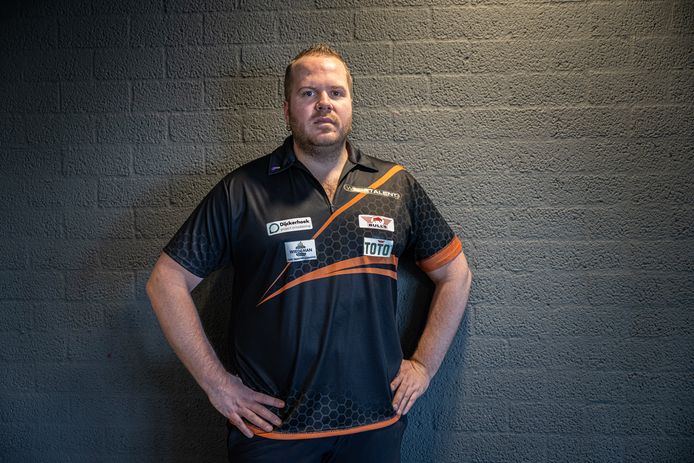 Dirk van Duijvenbode blijft van al zijn dartsgeld af: ‘Het is geen ...