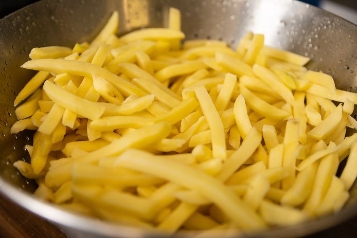 Zin in een kleintje met stoofvleessaus? Dit zijn de laatste échte frietkoten van de Mandelstreek ...