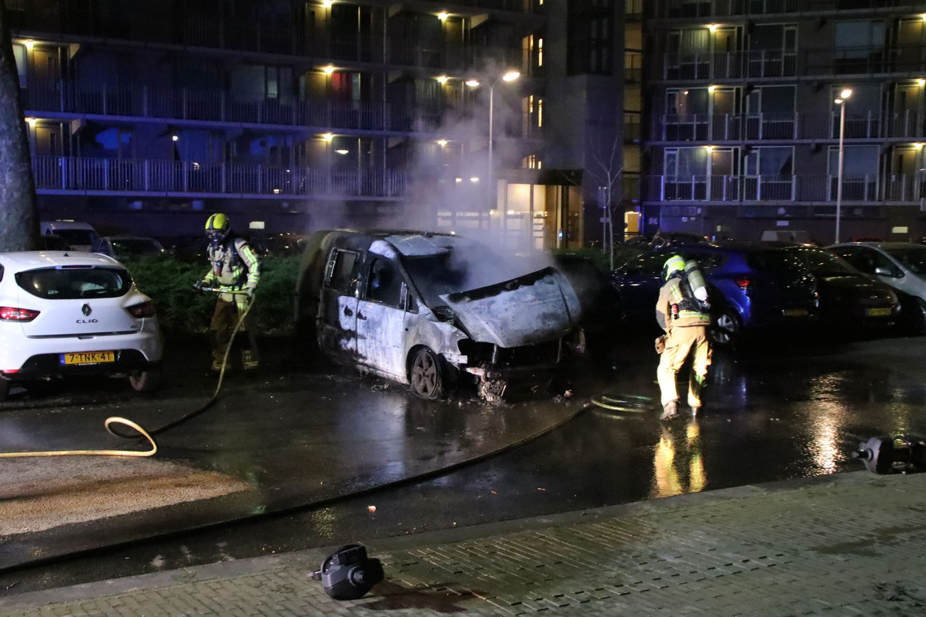Brandweer ontdekt gasflessen in brandende auto | Foto | AD.nl