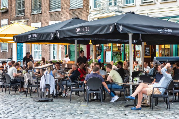 Breda doet nog even niet moeilijk over terrasregels: ‘Mensen willen ...
