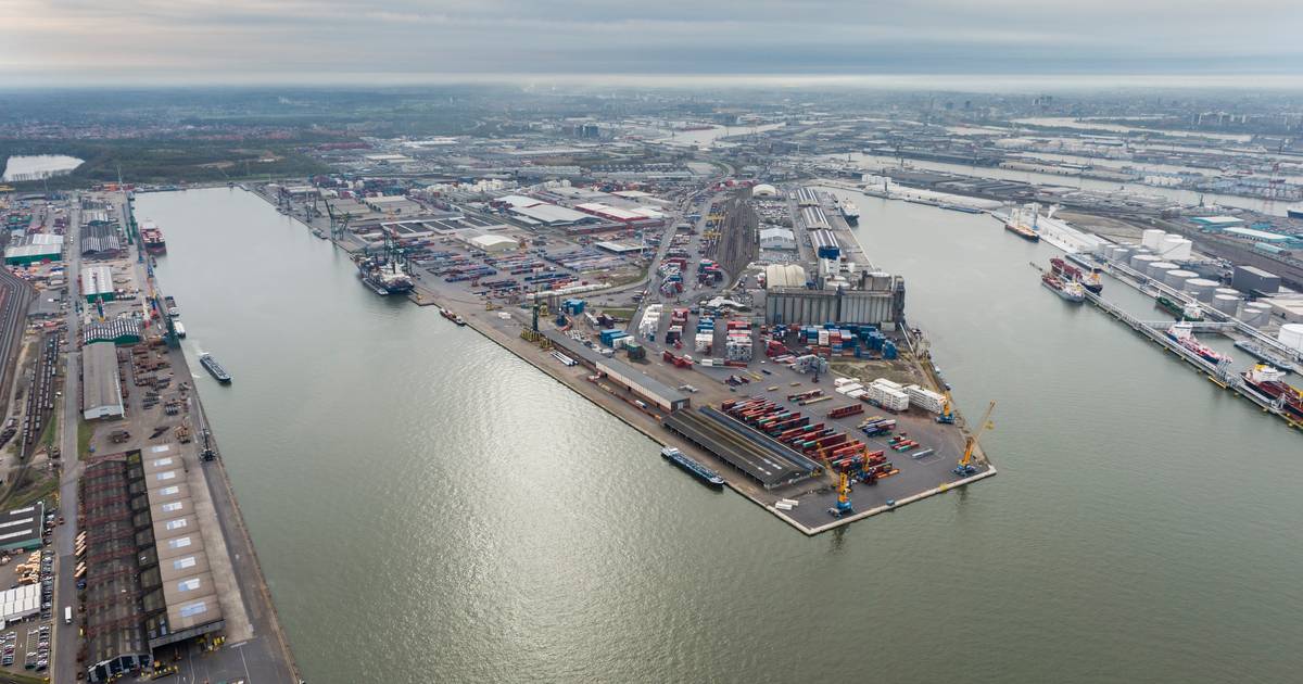 Vakbondsblokkade afgelopen bij petroleumbedrijf LBC Tank Terminals ...