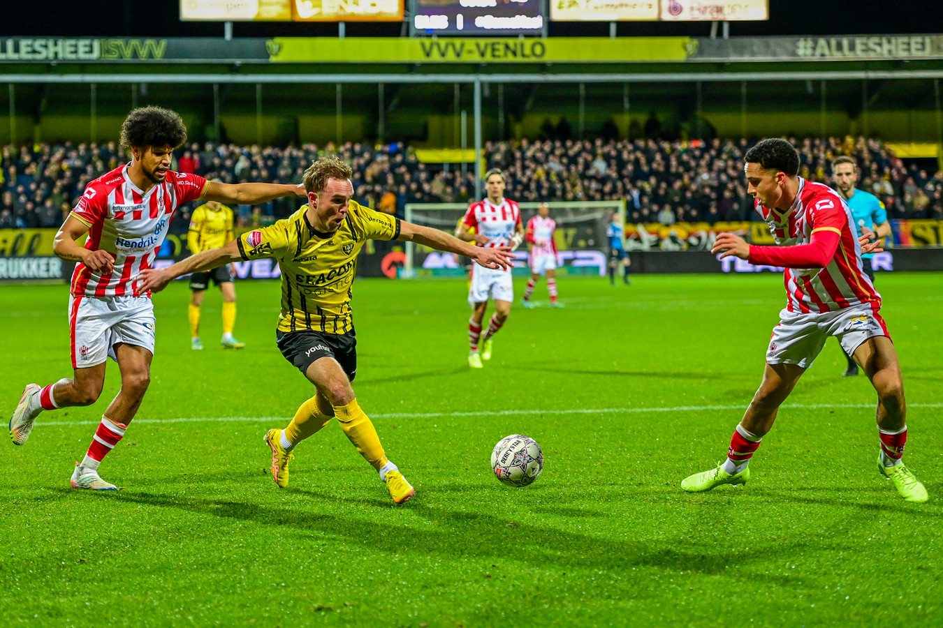 TOP Oss laat tanden zien én bijt tegen VVV-Venlo | Foto | AD.nl
