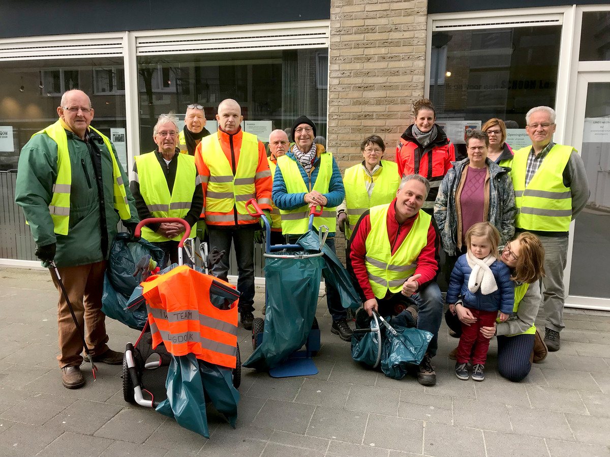 Krasse Langdonkers houden hun wijk schoon: 'Niet blijven dweilen met de ...