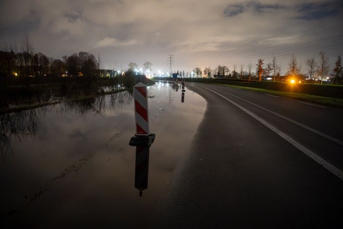 Wateroverlast zorgt voor problemen in Voorst: N345 afgesloten voor ...