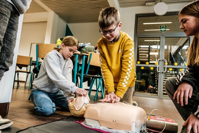 Schelse zesdejaars krijgen nu al EHBO-lessen: “Hiervan hebben ze hun ...