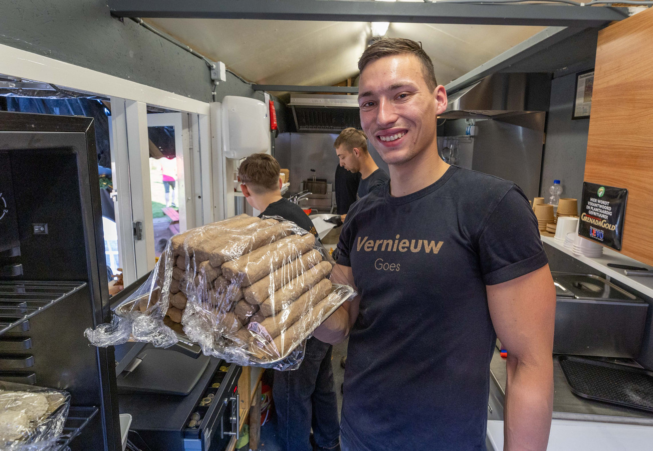 Boerenzoon Kees zette een oude viskar op het erf en maakte daar een ...