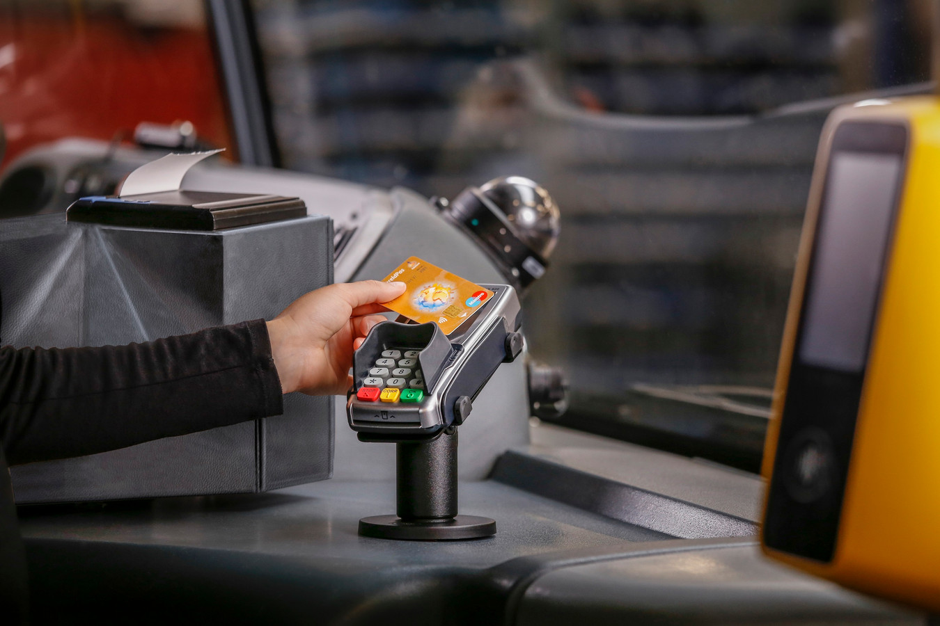 Geen OV-chipkaart bij je? Geen paniek, je kan nu ook gewoon met je ...