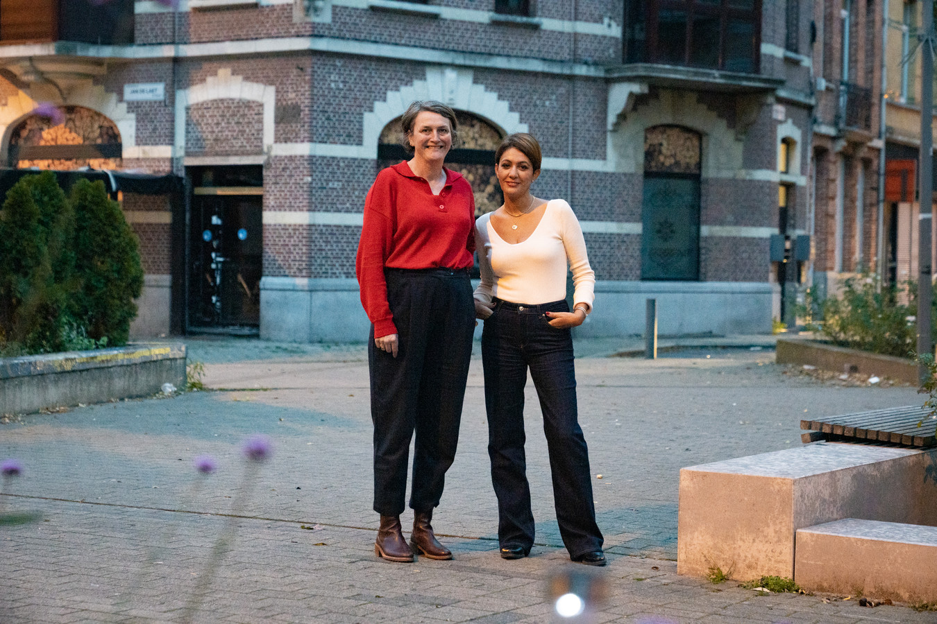 Borgerhouts districtsburgemeester Marij Preneel (Groen) geeft de sjerp ...