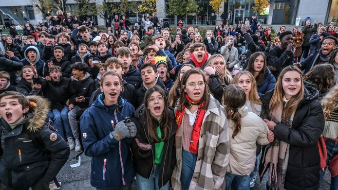 Leerlingen Rhizo volgen match Duivels op groot scherm op de speelplaats ...