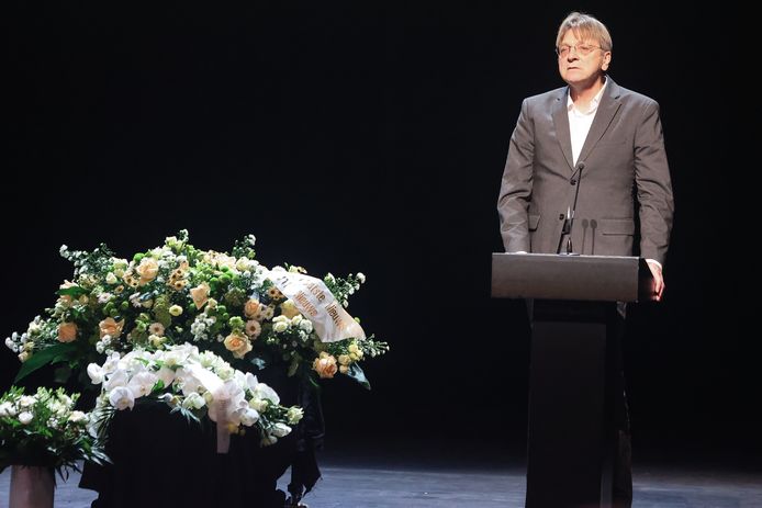 Afscheid van journalist en woordkunstenaar Hugo Camps in het NTGent ...