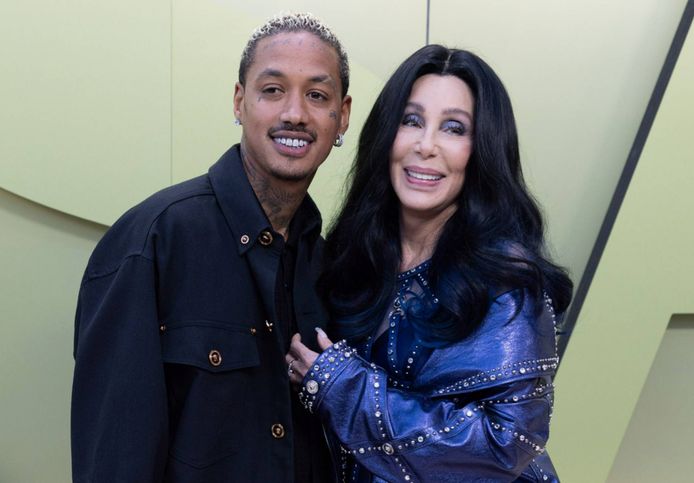 Cher (76) en haar vriend Alexander Edwards (37) zijn uit elkaar ...