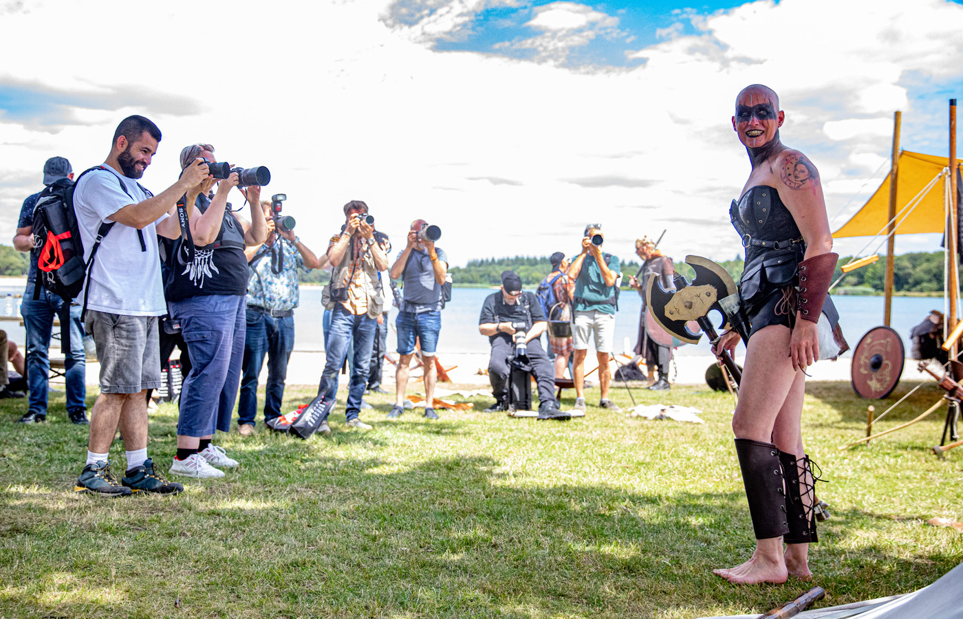 Paparazzi spelen op het E3-strand tijdens de Fotofair in Eersel | Foto ...