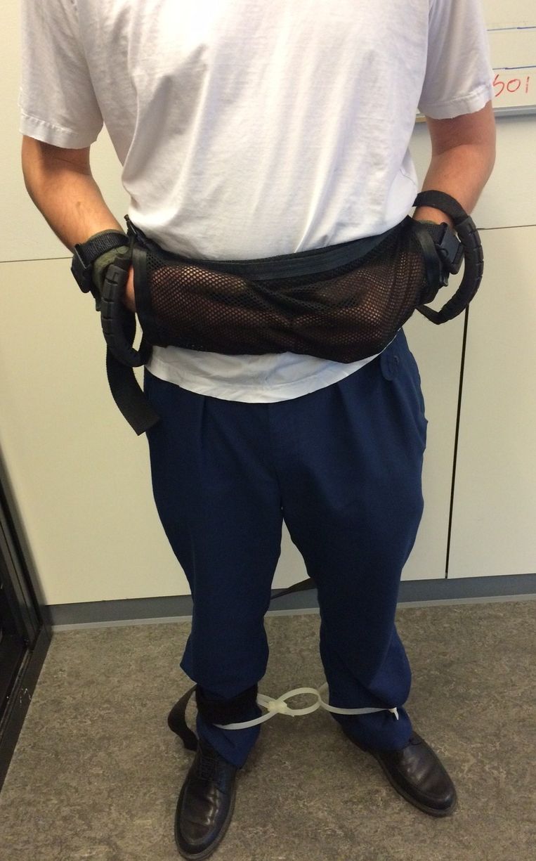 Onenigheid over 'geweld' bij uitzetting Afghaanse Amiri | De Volkskrant