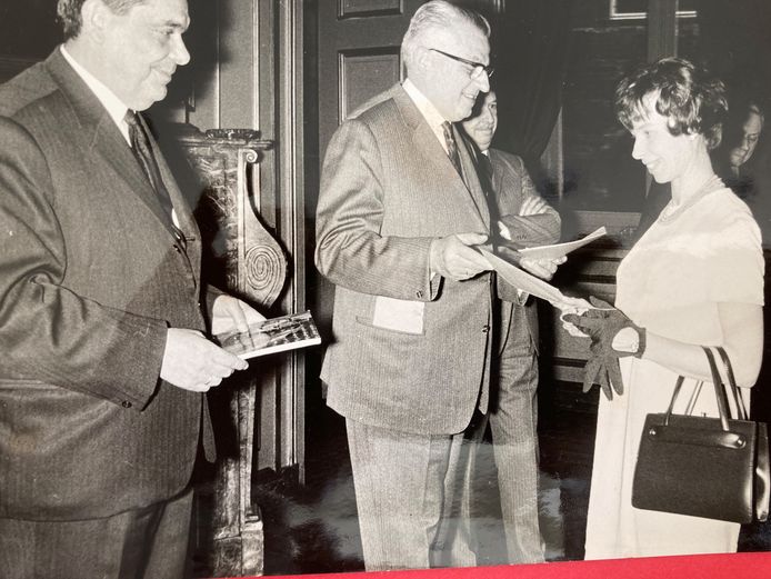 Lucie ‘The Queen’ Mertens in diepe rouw na overlijden van Elizabeth II ...