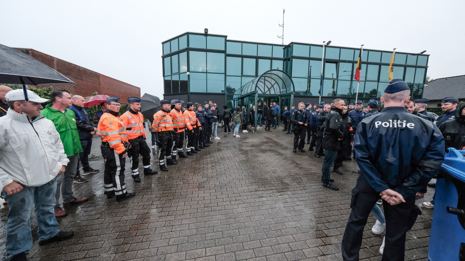 Politie keert burgemeesters de rug toe: “Jullie hebben onze levens ...