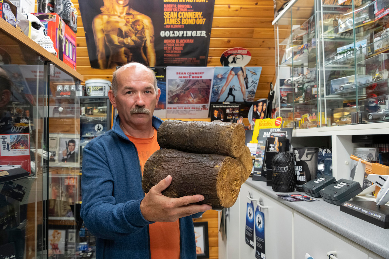 Op bezoek bij Marc Moret (59), fan en groot verzamelaar van 007: “Ben ...