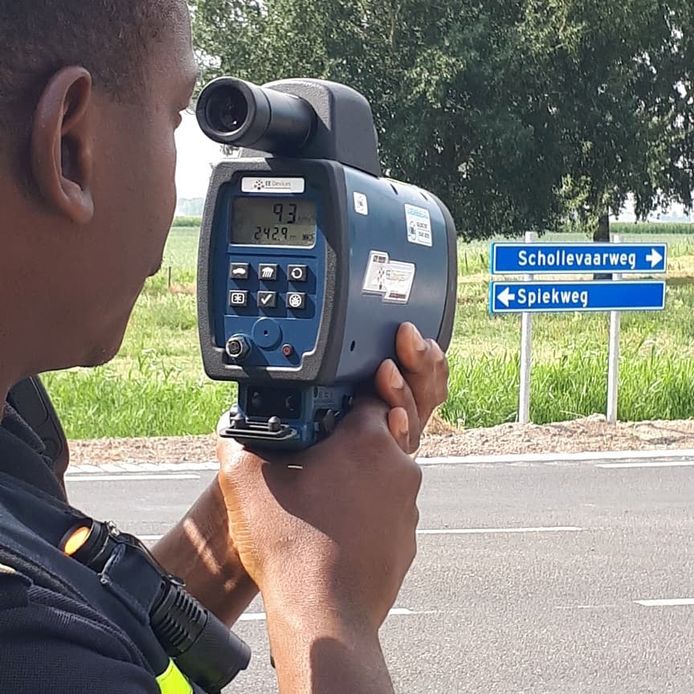 Stakende agenten in Zeewolde met lasergun langs de weg | Zeewolde ...
