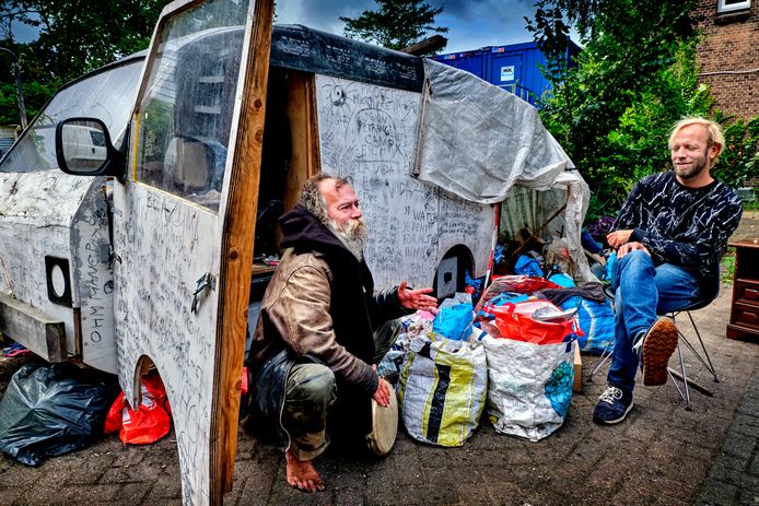 Dakloze Minko blijft jaar langer in tiny house zonder gas en elektra ...