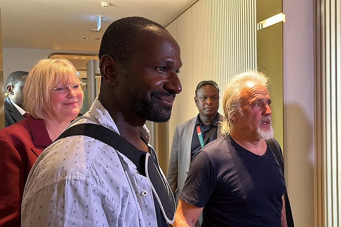 Amerikaanse hulpverlener en Franse journalist na jarenlange gijzeling ... Amerikaanse hulpverlener en Franse journalist na jarenlange gijzeling ...