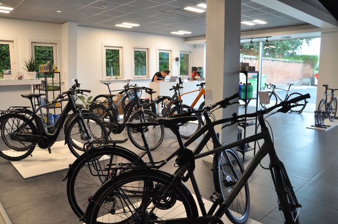 Acht maanden na opening verhuist fietsenwinkel al naar grotere locatie ...