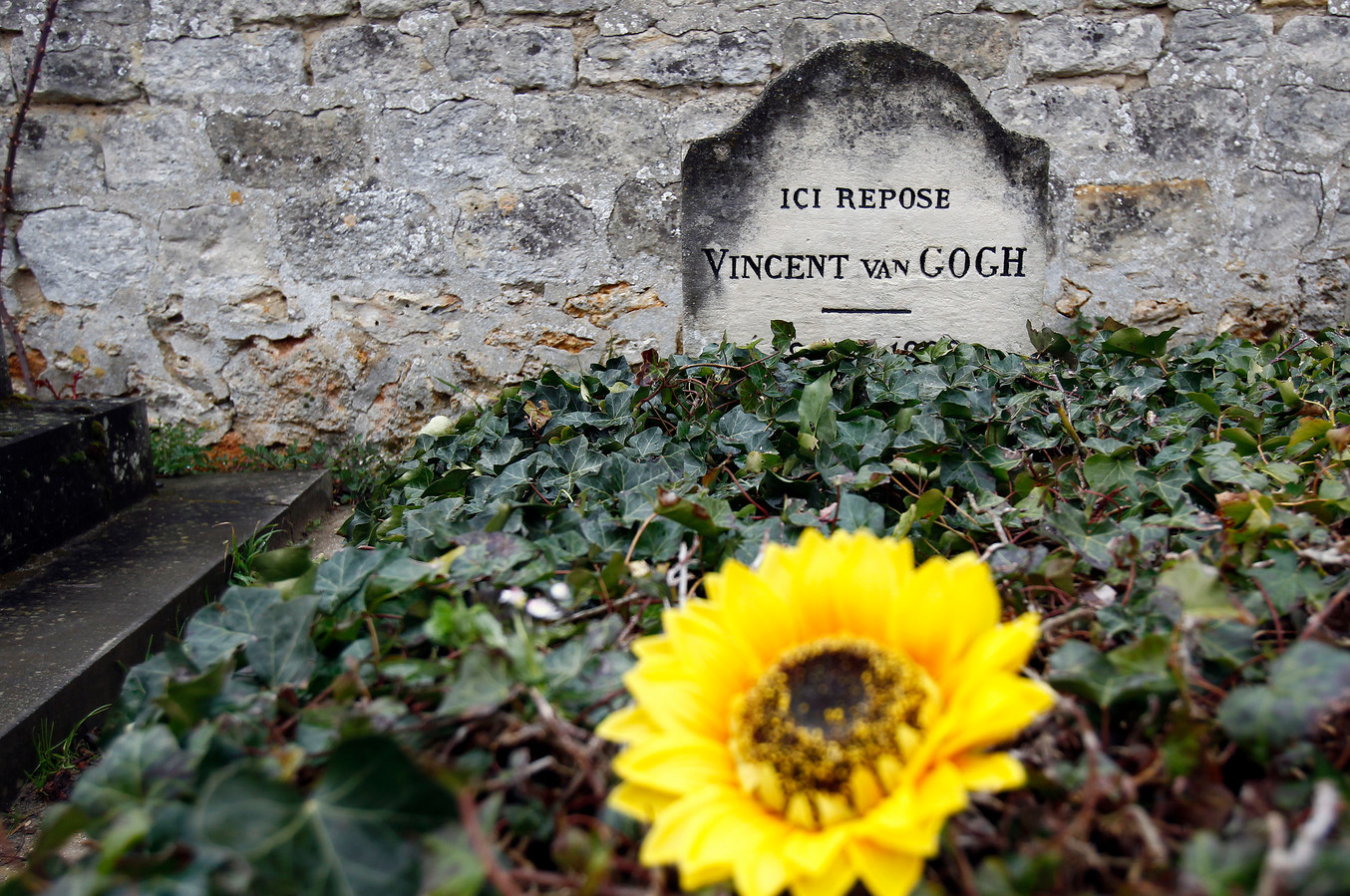 “Kunstenaar” gaat met schep het graf van Vincent van Gogh te lijf: “Sta ...