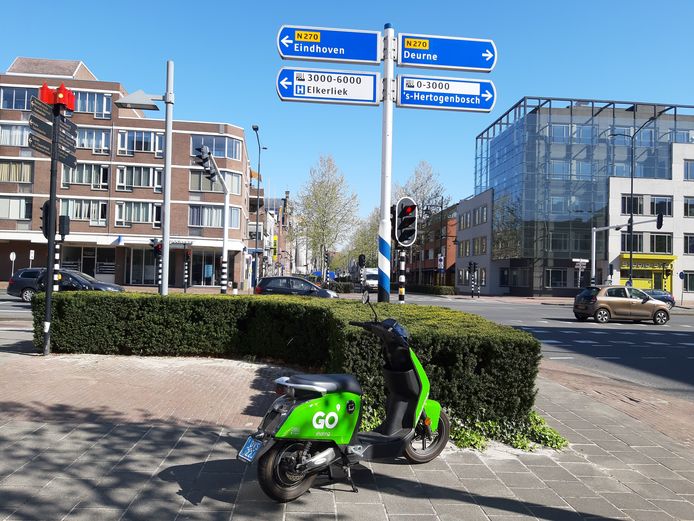 De groene GO Sharing scooters irriteren vooral als ze fout geparkeerd ...