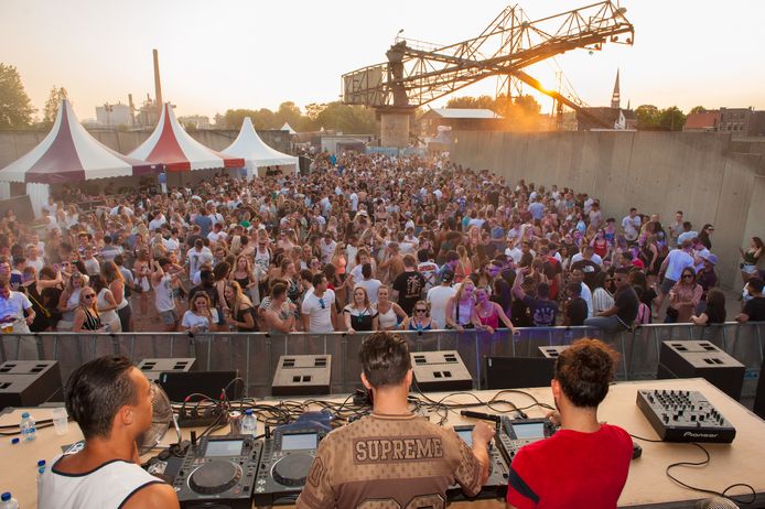 Feesten met harde muziek mogen weer op GOUDasfalt, maar wel live ...