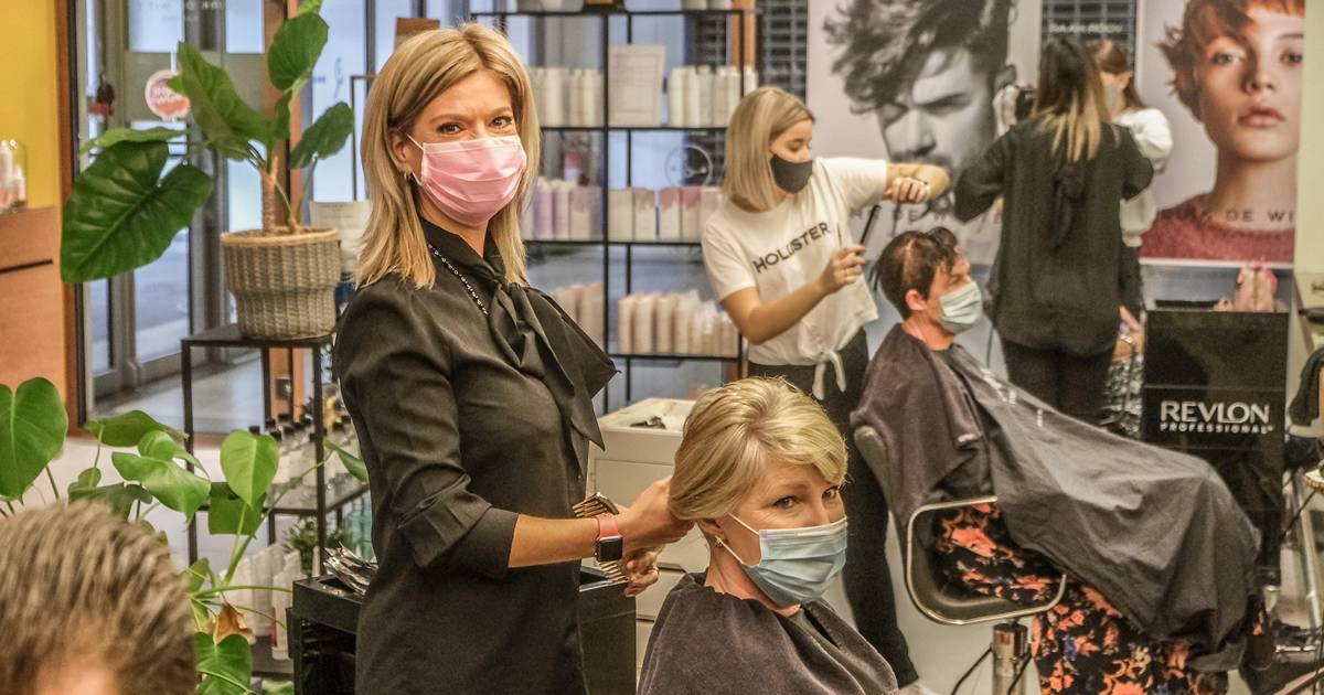 Razend druk in kapsalon Dirk Dewitte: “Jammer dat we moeten sluiten, we ...