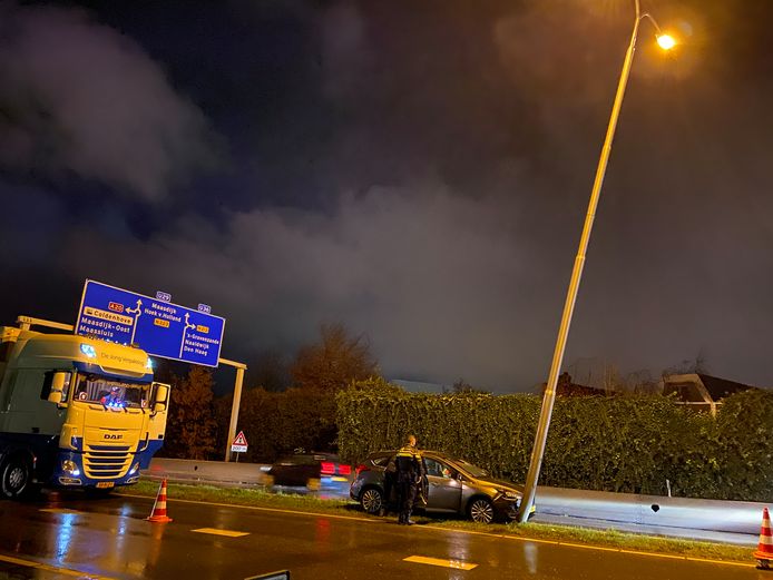 Regen belemmert zicht van vrouw in auto die vervolgens tegen lichtmast rijdt | Westland | AD.nl