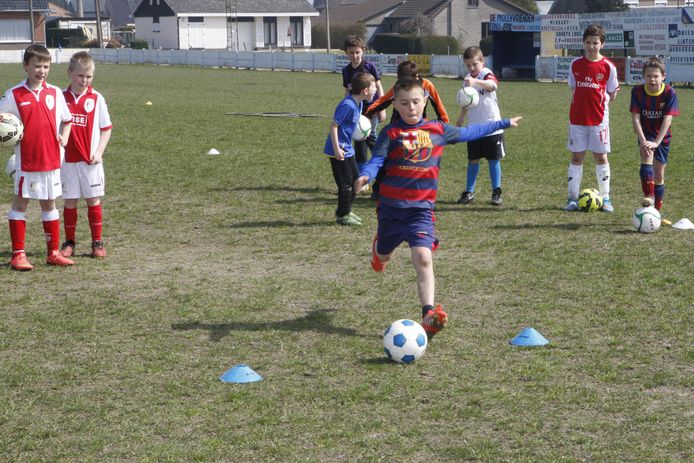 Kinderen voetballen op Dag van de Jeugd | Linter | hln.be