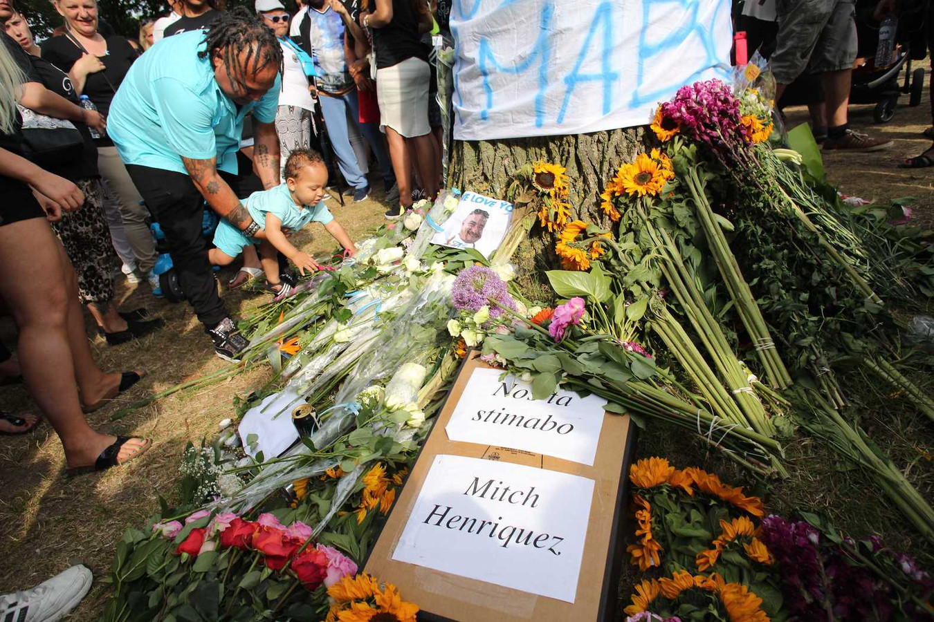 Mitch Henriquez in rust begraven op Aruba | Foto | gelderlander.nl