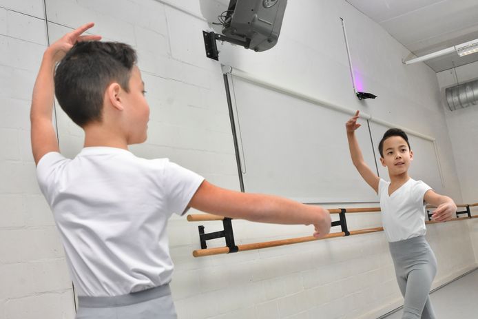 Milan (10) mag deze zomer dansen in gerenommeerde Londense balletschool ...