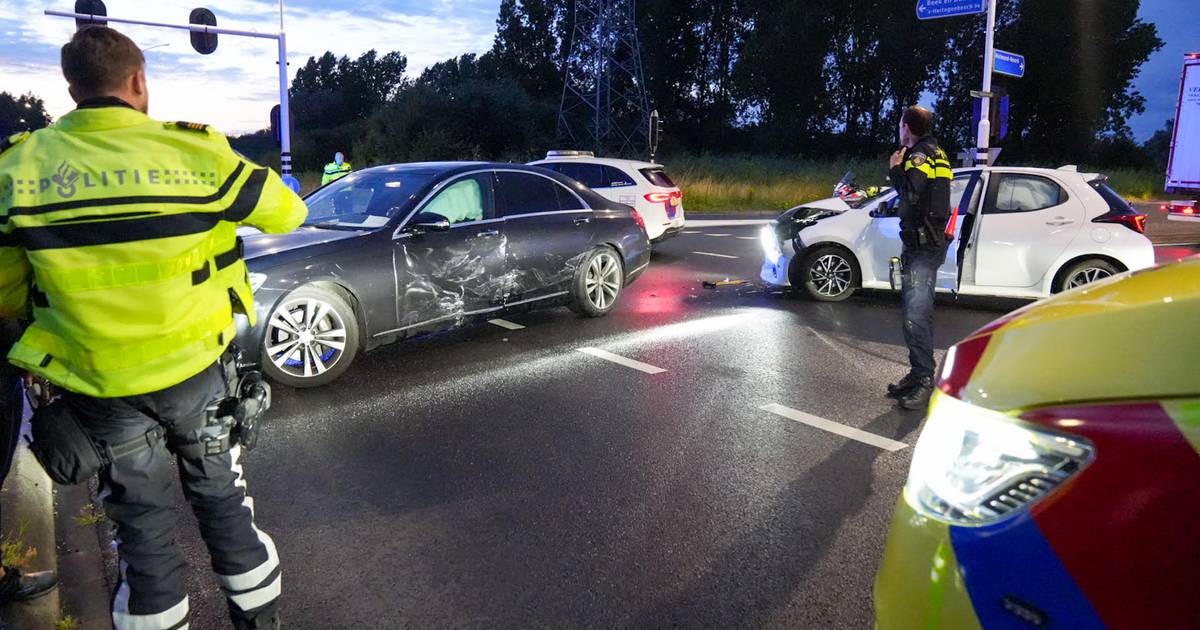 Gewonde bij botsing tussen twee auto's in Helmond | Brabant | bndestem.nl