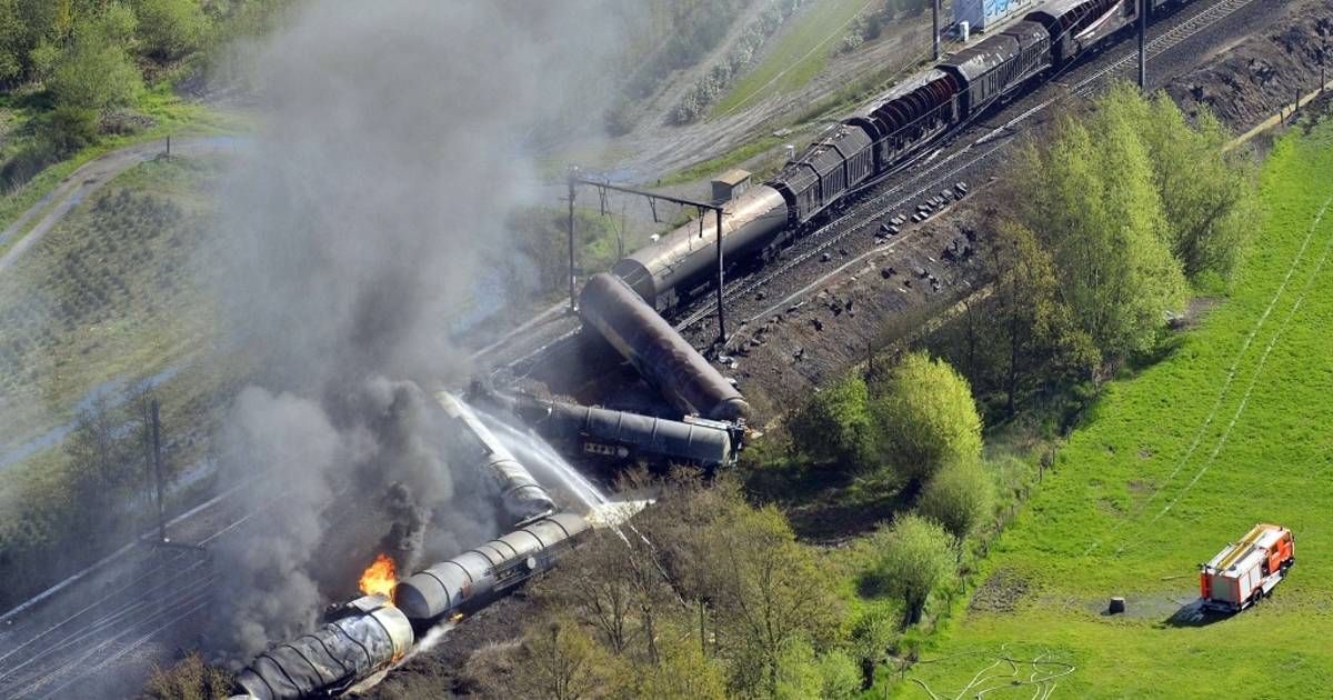 Treinongeval Wetteren: afvalschip bij ATM in Moerdijk gereinigd ...