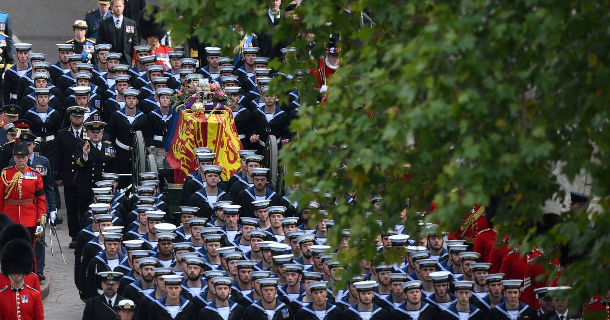 Waarom 98 matrozen affuit met kist van Queen Elizabeth II voorttrokken ...
