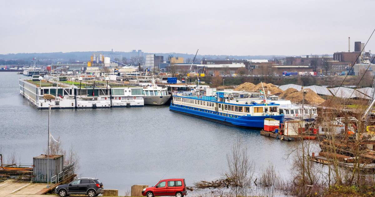 Boten met vluchtelingen verplaatst naar Nieuwe Haven: camera’s gaan ...