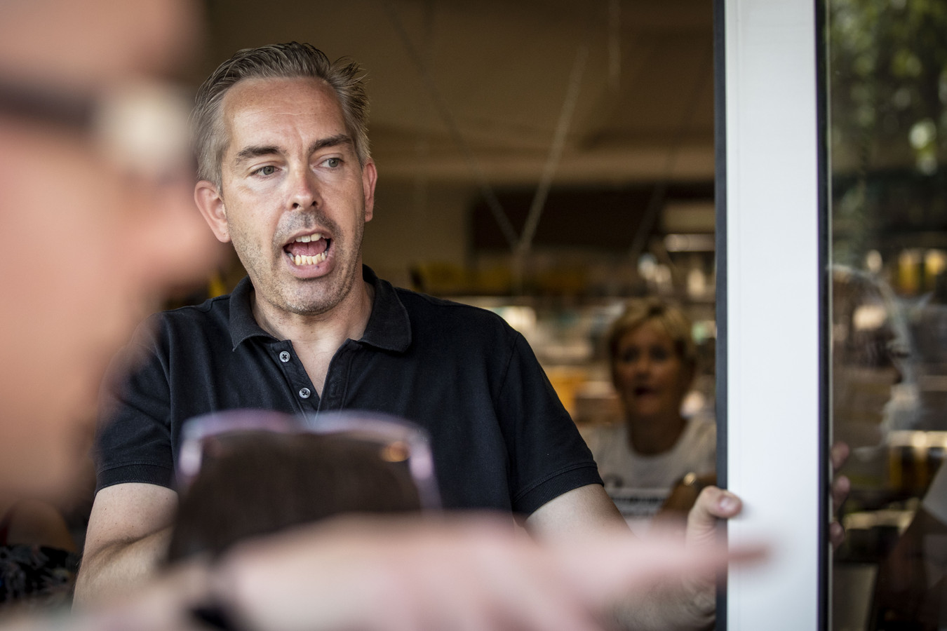 Politie verzegelt Twentse supermarkt na 18 overtredingen, eigenaar is ...