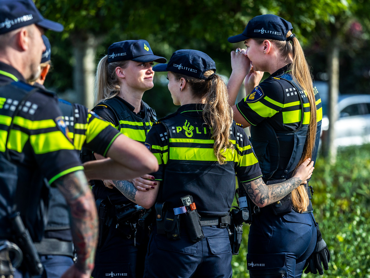 Overleden agent Nick (24) krijgt erehaag van tweehonderd collega’s bij ...