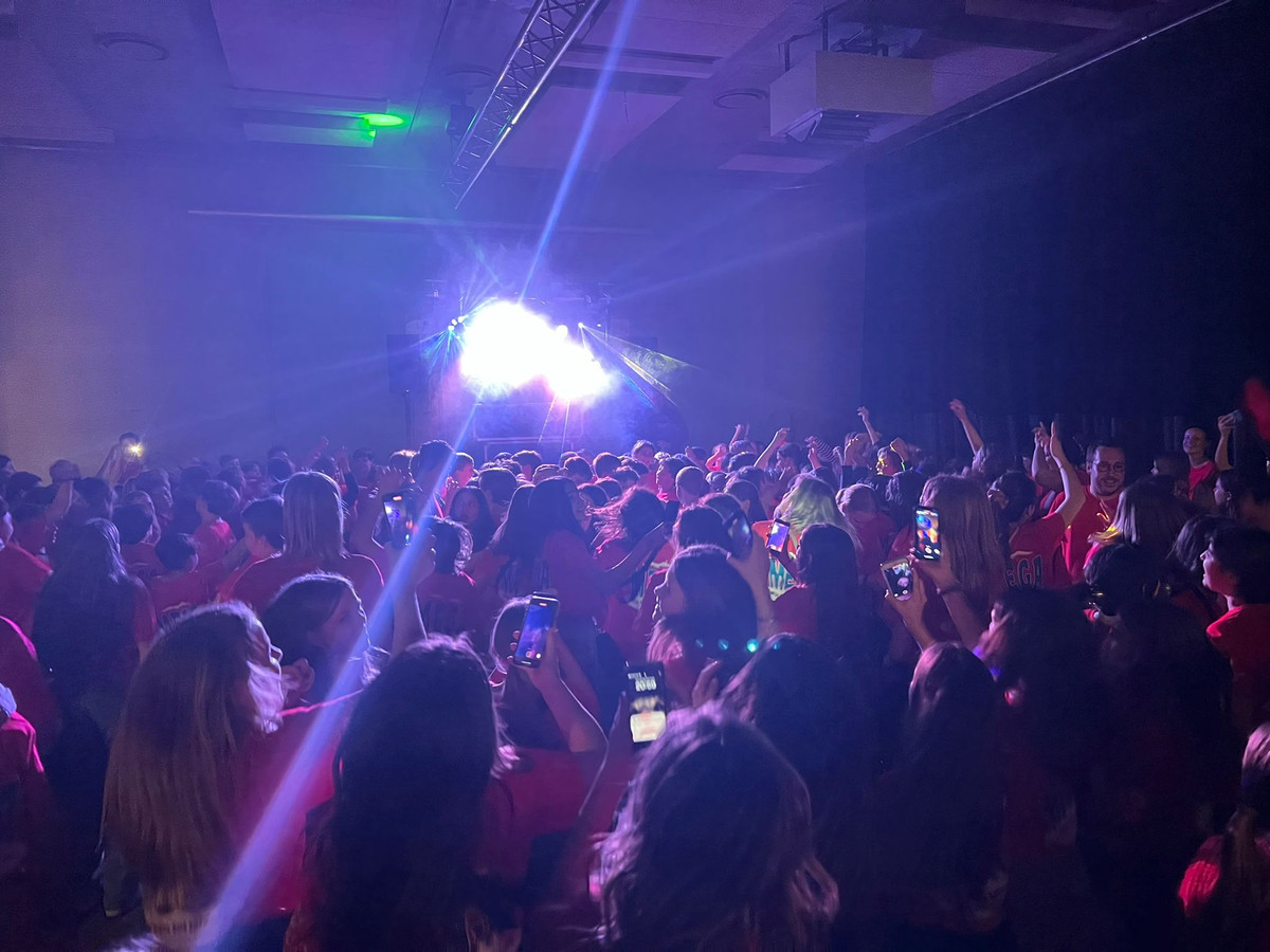 550 leerlingen uit de bol op MEGA-fuif | Foto | hln.be